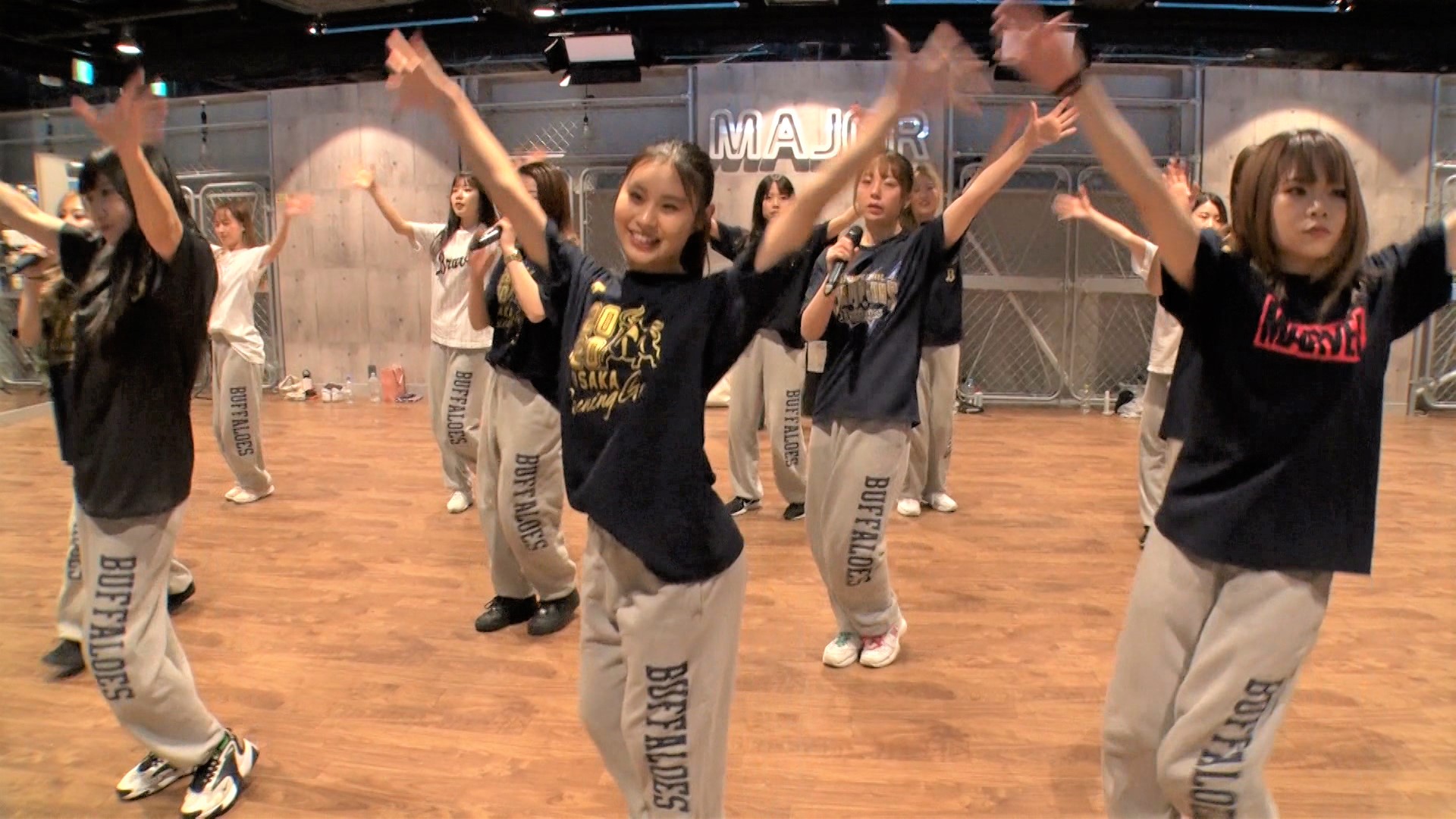 ショーパン美女集団が笑顔でエール オリックス所属ダンス＆ヴォーカルユニット「BsGirls」に密着 | ABCマガジン